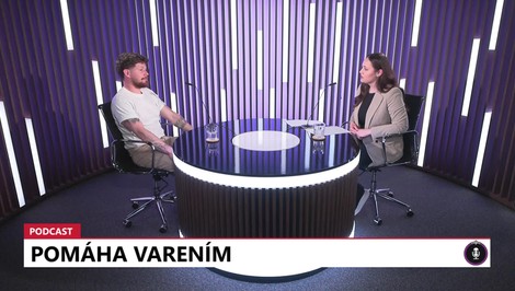 Šéfkuchár Michal Kordoš pomáha varením