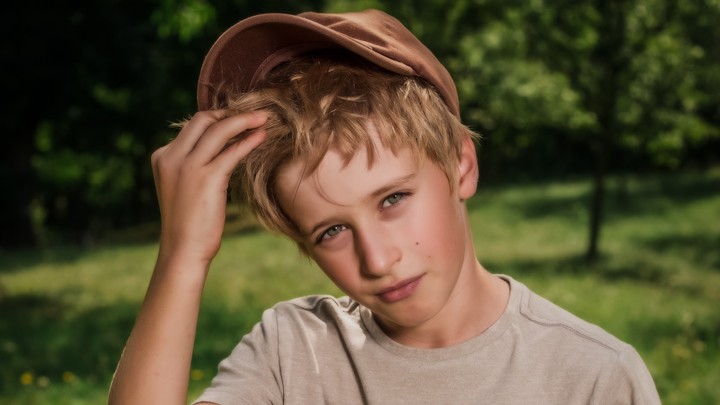 Z chlapčeka zo seriálu Prázdniny vyrástol hotový model: Spoznáte ho ešte?