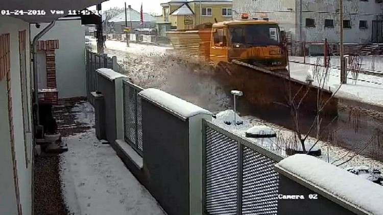 Cestári upratovali. Špinavým snehom a kamienkami zasypali dom aj auto ...