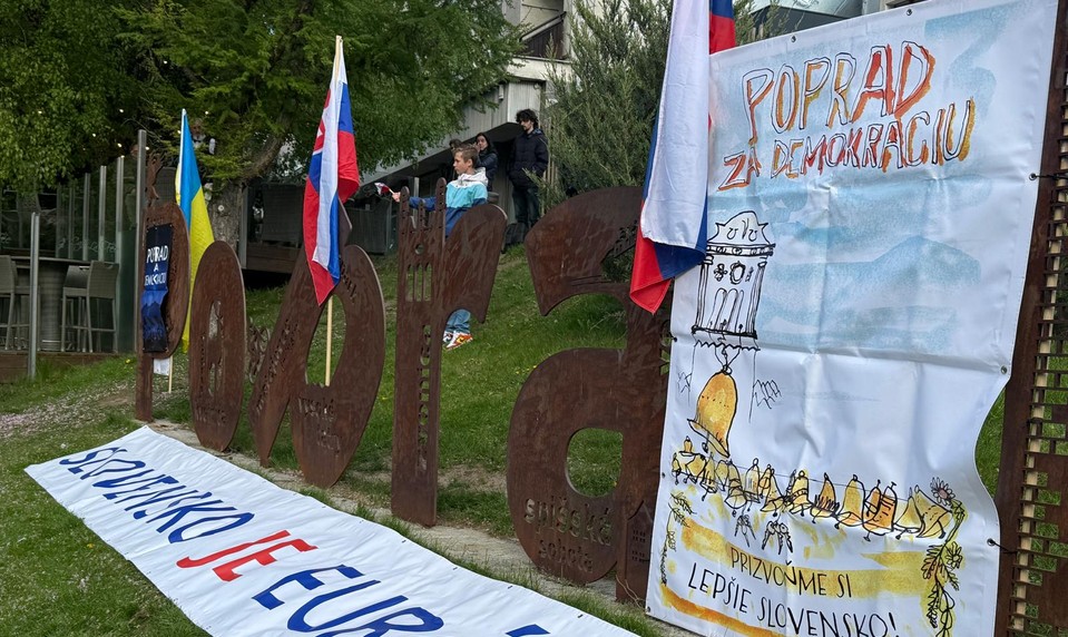 Na Sliači a aj v uliciach. Slovensko na protestoch opäť potvrdilo, že patrí do Európy