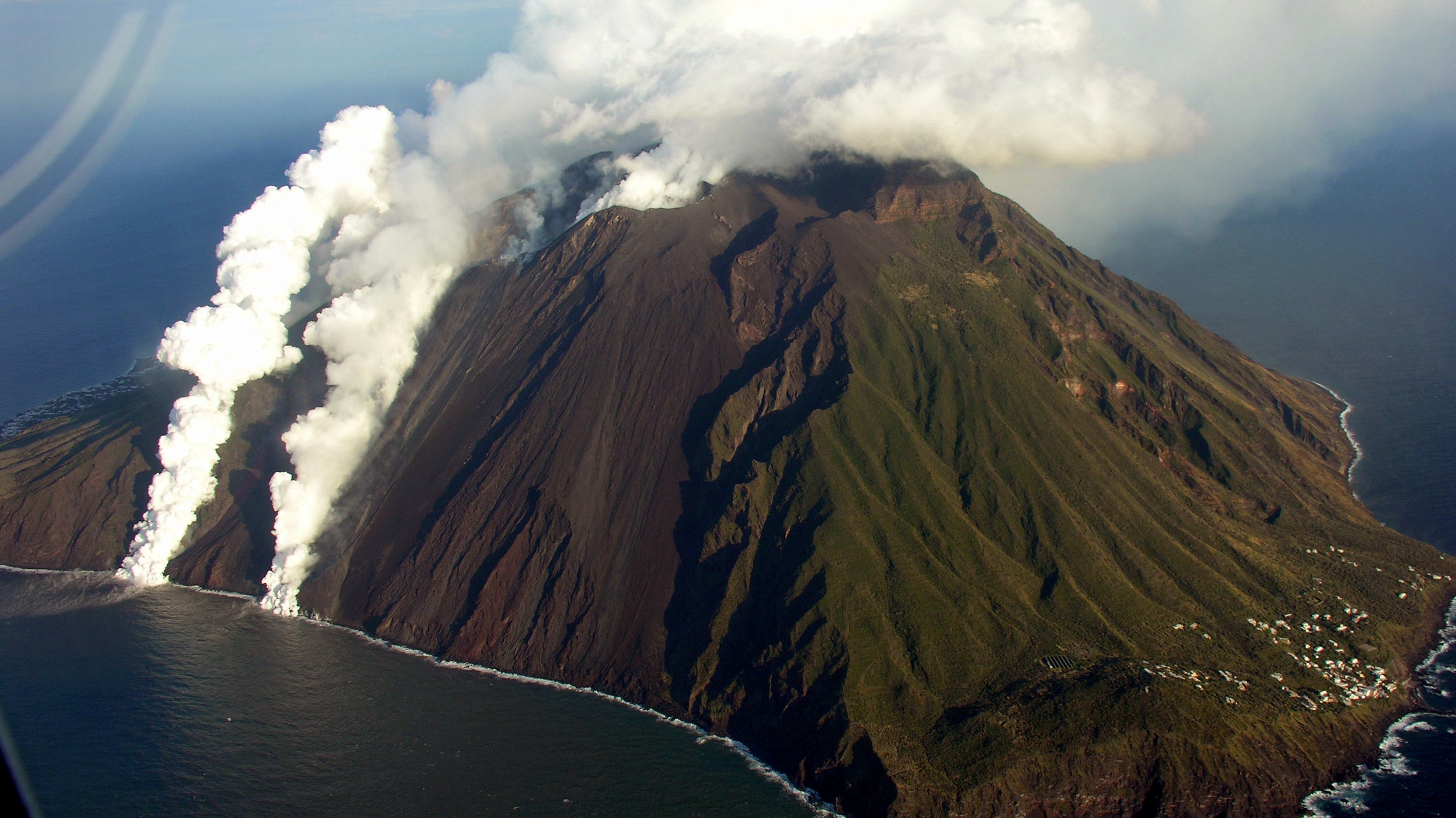 Sopka Stromboli chrlí lávu, zobúdza sa aj Etna | Zahraničie | Noviny.sk