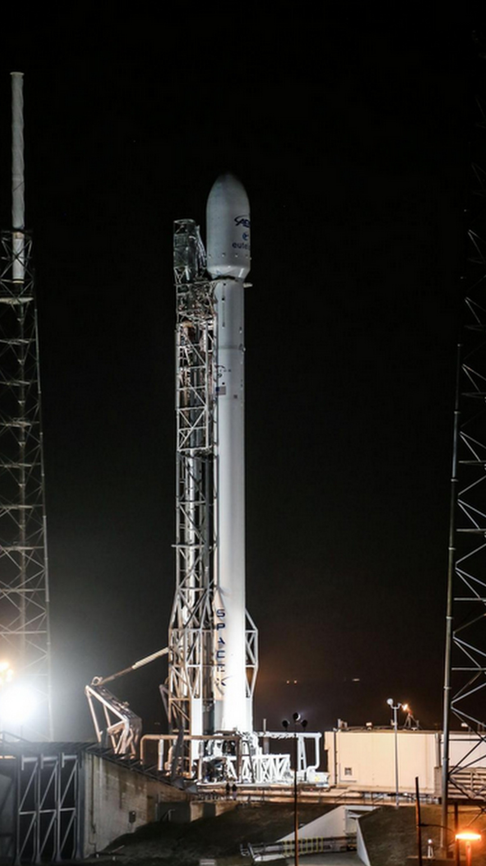 Satelity sú už vo vesmíre, pristátie rakety SpaceX ale opäť neúspešné