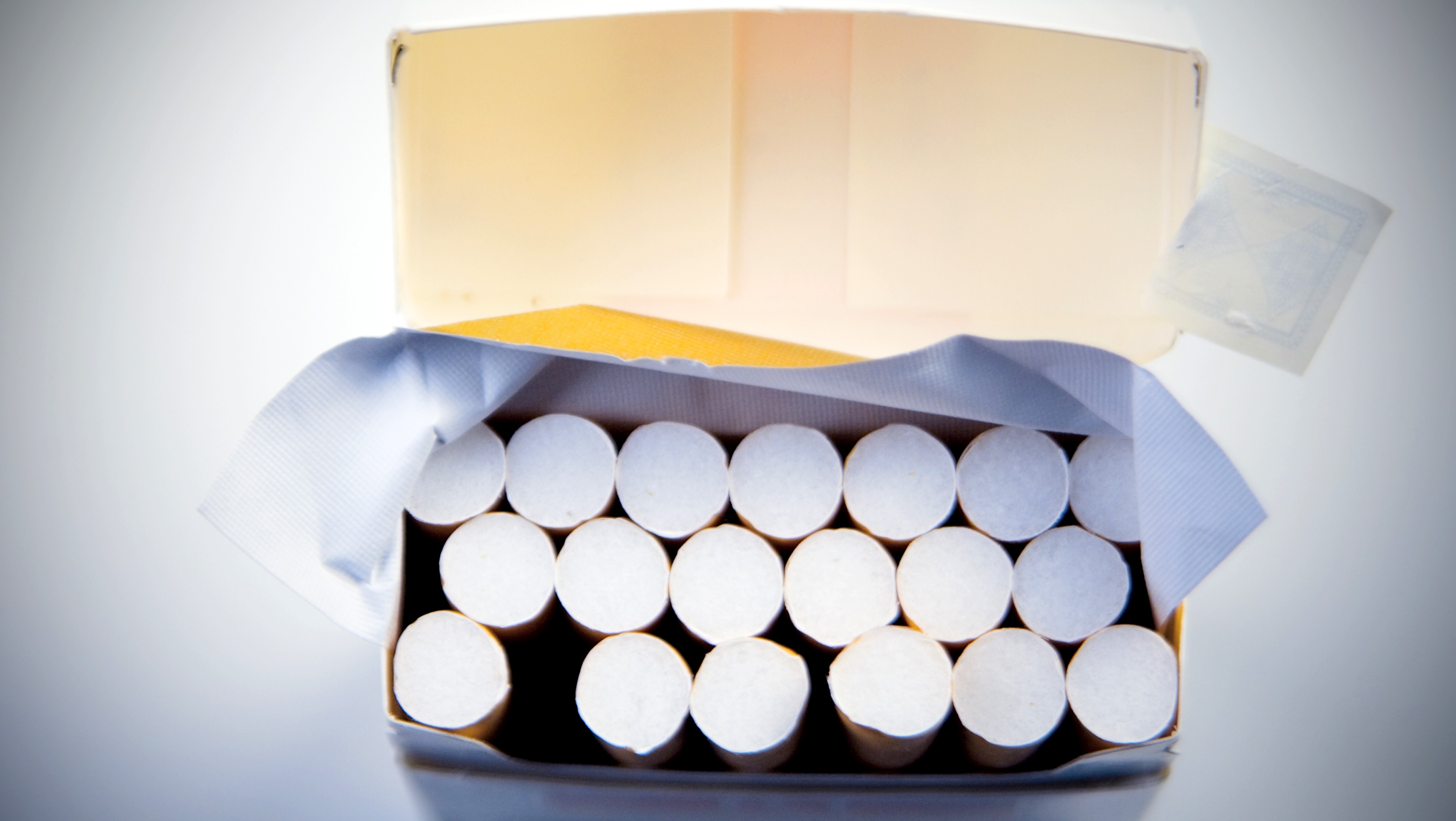 Koľko dechtu alebo nikotínu obsahujú cigarety? Z nových krabičiek sa to ...